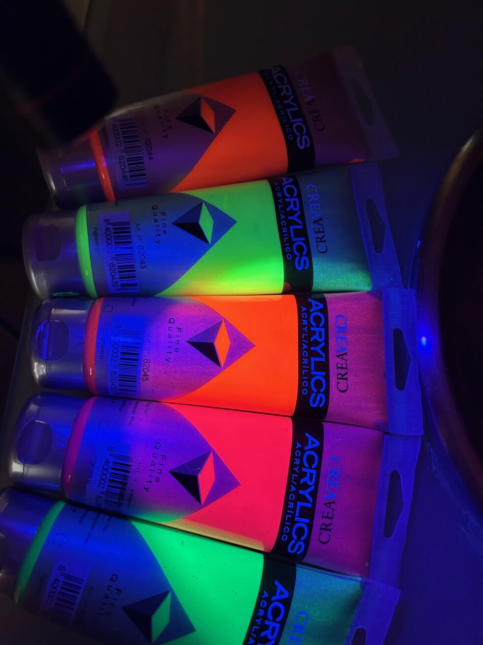 Fluorescente o fosforescente, significado y ejemplos. - ArtBendix